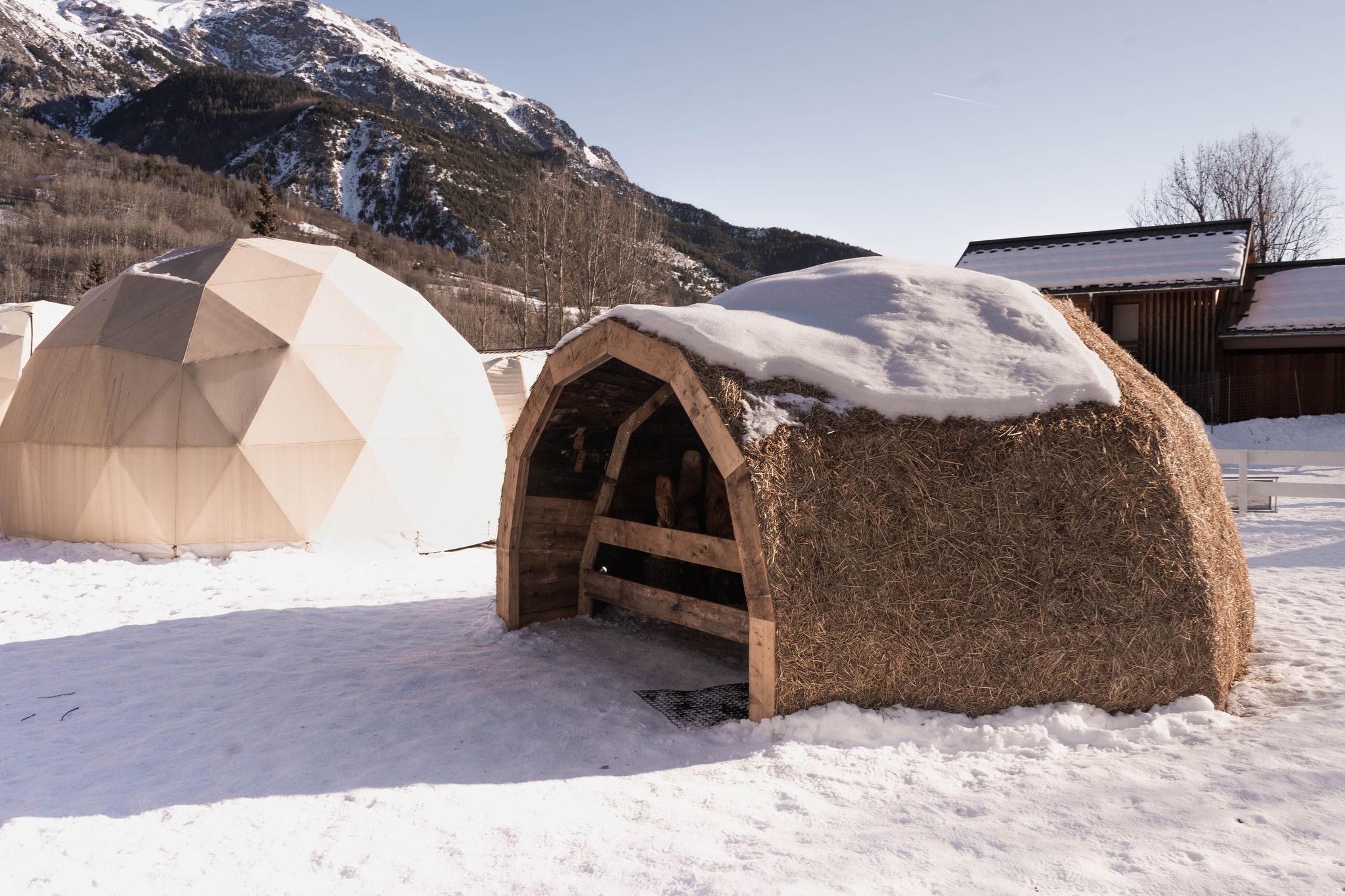 Igloo Pelvoo : un village artistique, ludique et pédagogique ! - Le ...